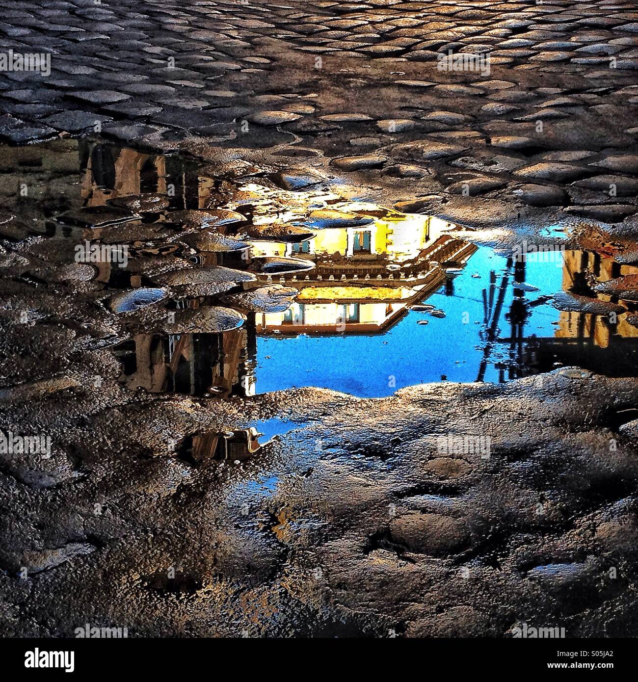 Flaque d'eau avec reflet Banque de photographies et d’images à haute ...