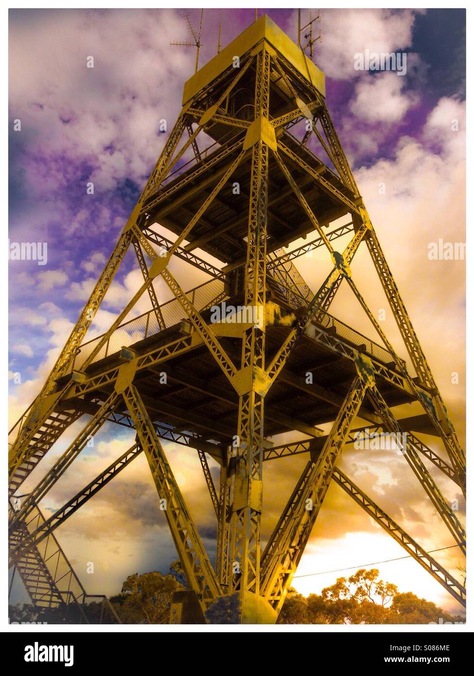 Communications de surveillance incendie de tour Banque de photographies ...