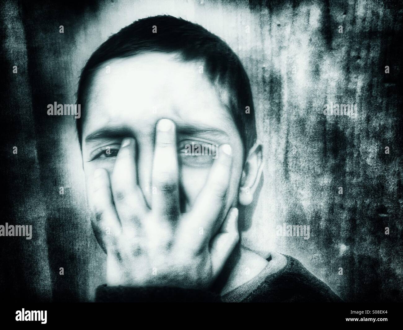 Scared boy Banque de photographies et d’images à haute résolution - Alamy