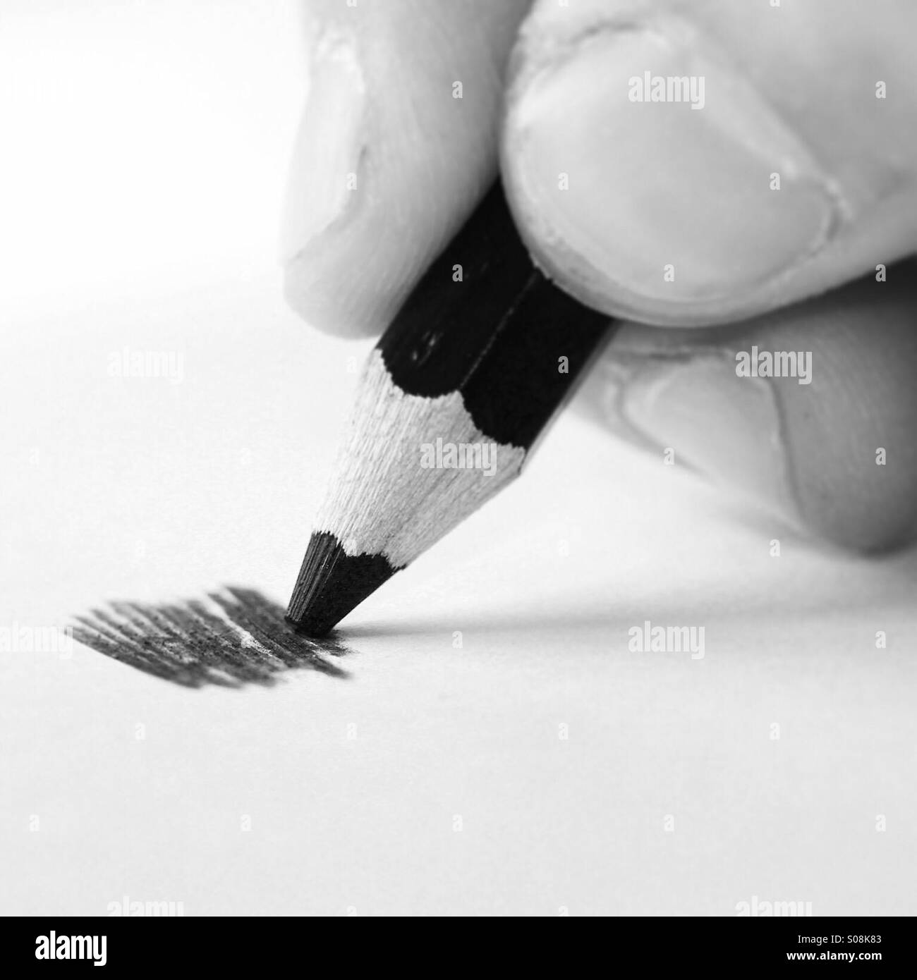 Main avec un crayon Banque d'images noir et blanc - Alamy