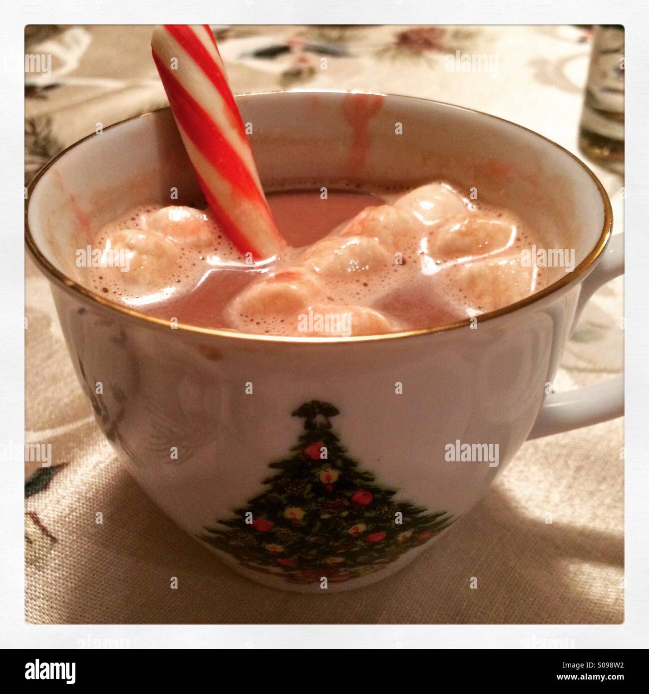 Mug chocolat guimauve et bonbons Banque de photographies et d’images à haute résolution - Alamy