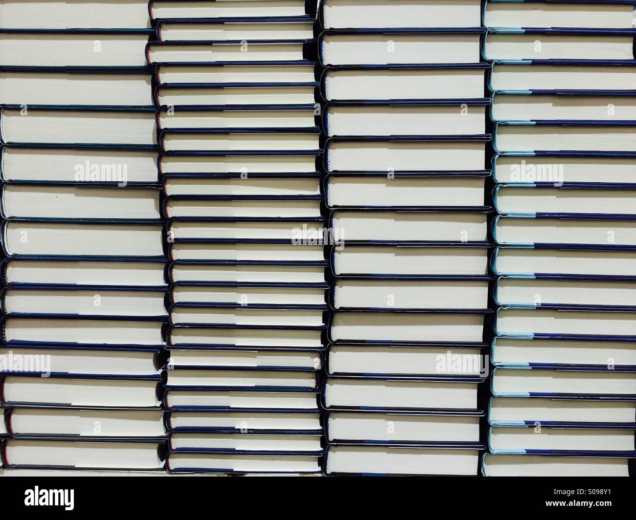 Des piles de livres dans une librairie Photo Stock - Alamy