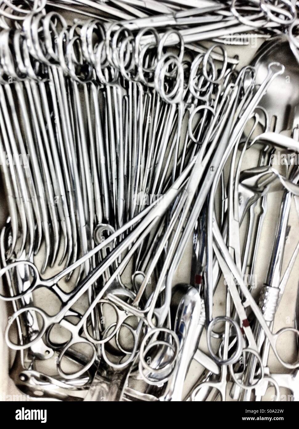 Pile d'instruments chirurgicaux métalliques dans un hôpital Photo Stock ...