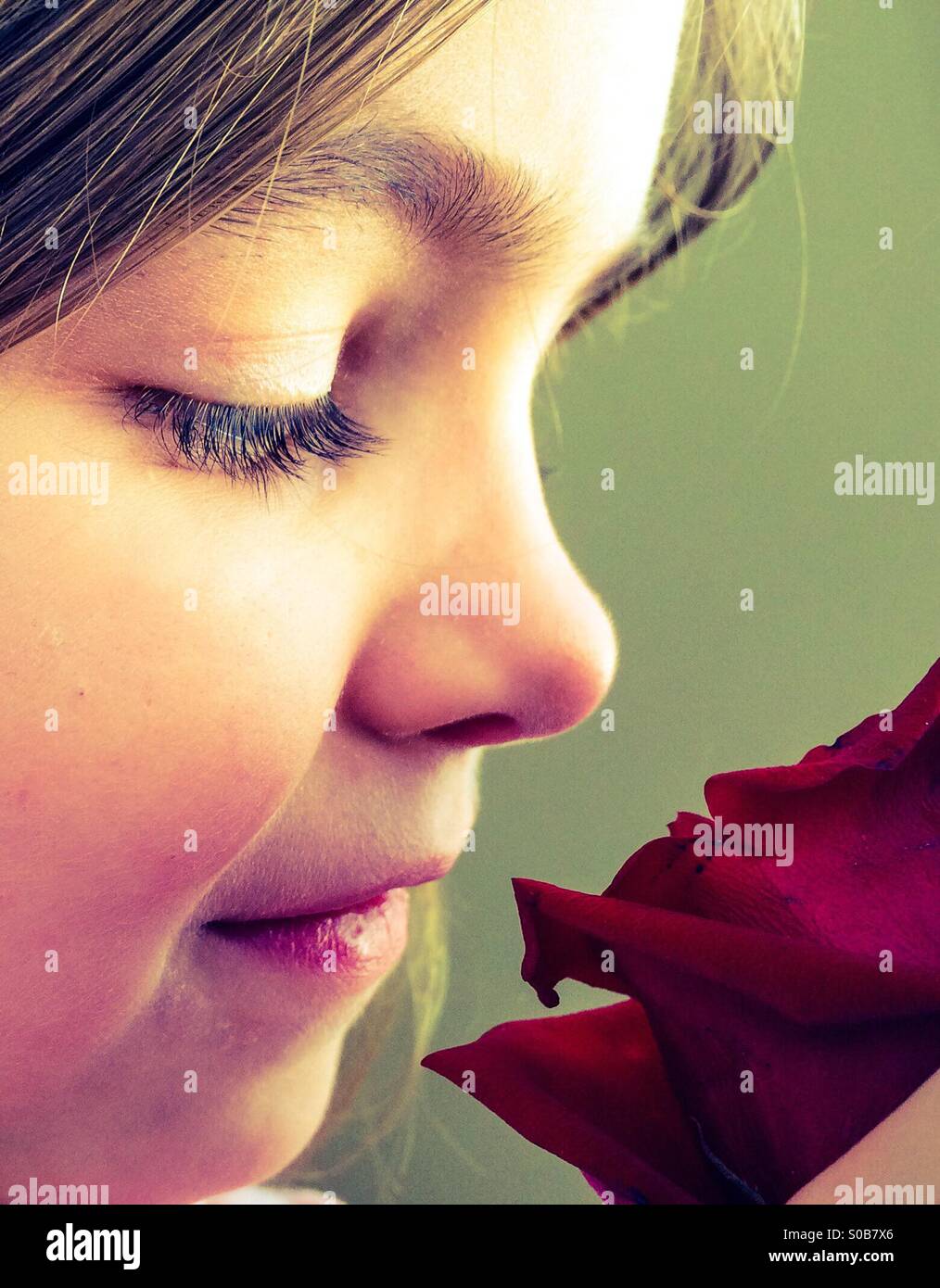 Fille Avec Une Rose Banque d'image et photos - Alamy