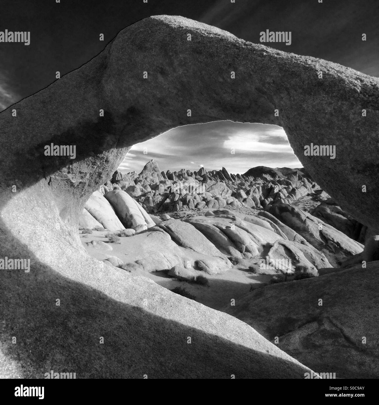 Arche naturelle de granit et de pinacles, Alabama Hills, Sierra Nevada ...