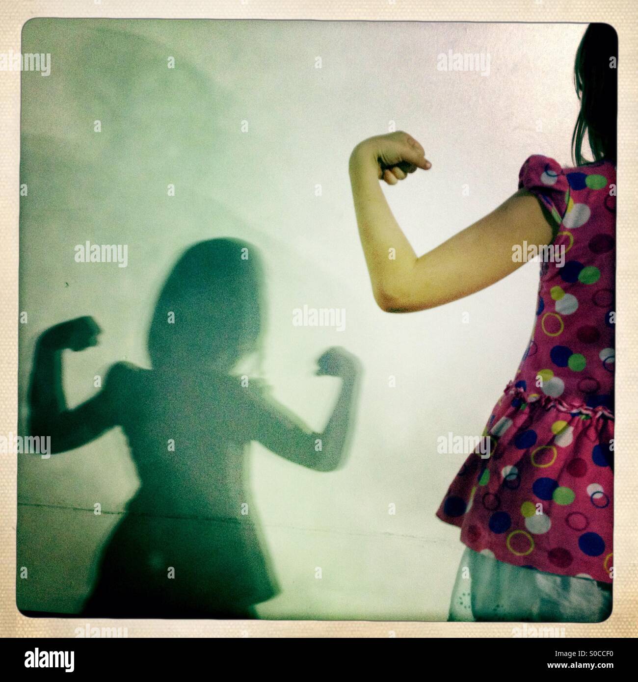 Strong girl Banque de photographies et d’images à haute résolution - Alamy