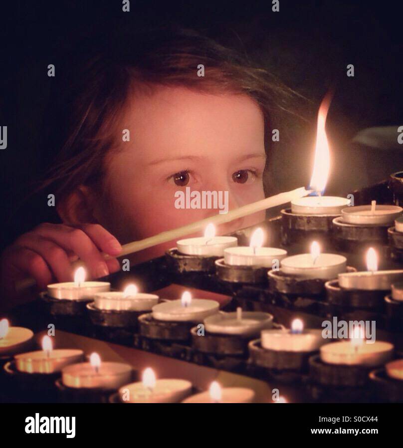Fille avec une bougie Banque de photographies et d’images à haute ...