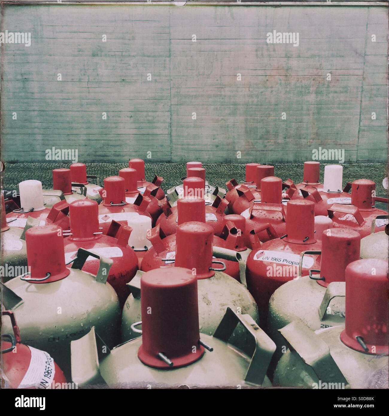 Bouteilles de gaz rouges Banque de photographies et d’images à haute ...