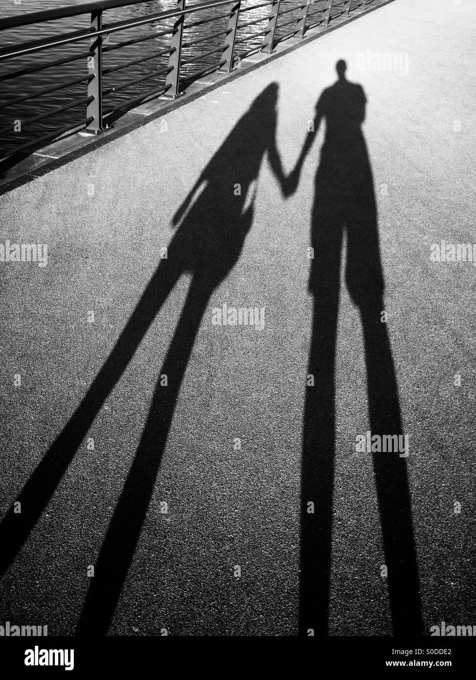 Couple se tenir la main Banque de photographies et d’images à haute ...