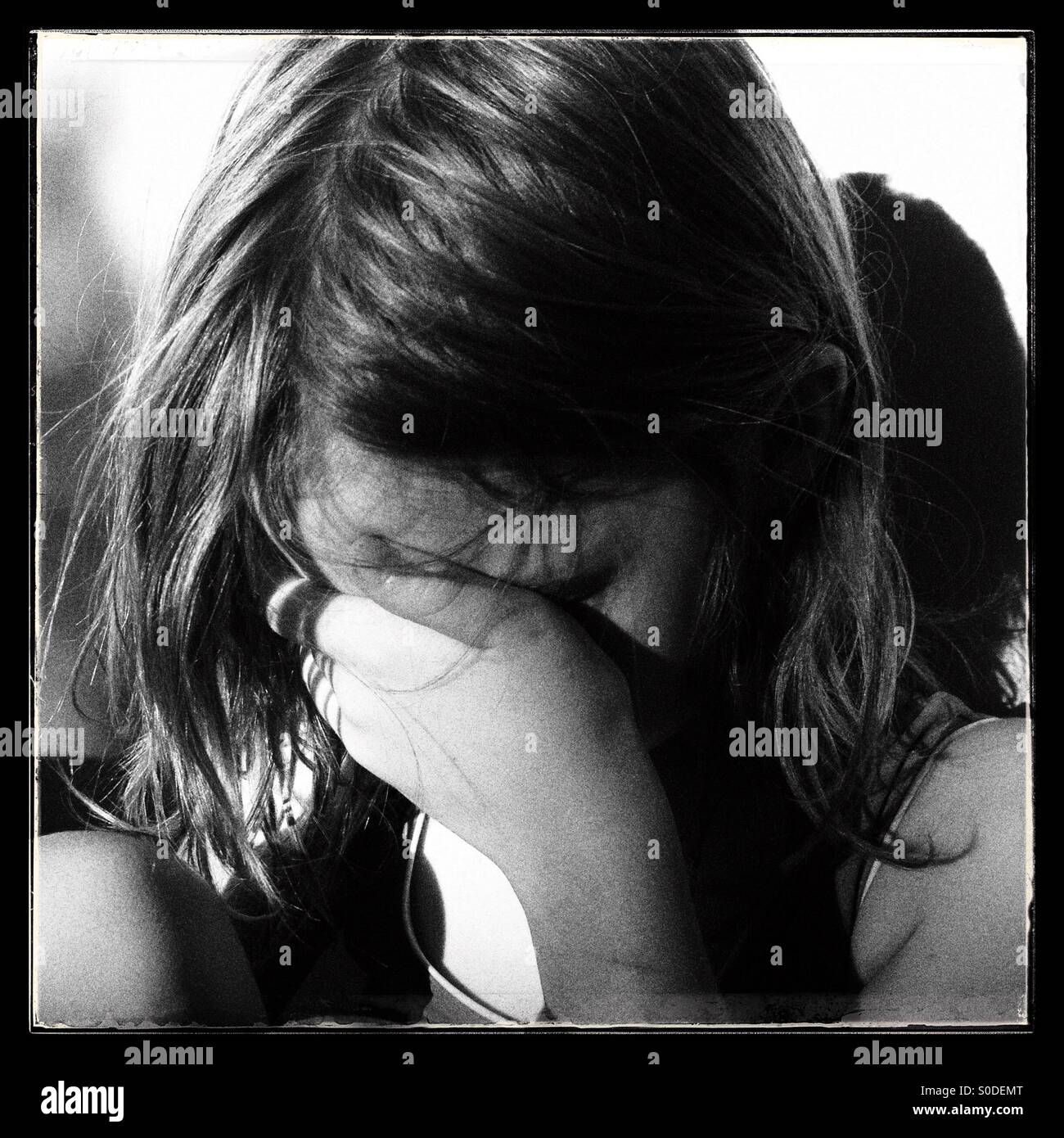 Fille qui pleure Banque de photographies et d’images à haute résolution ...