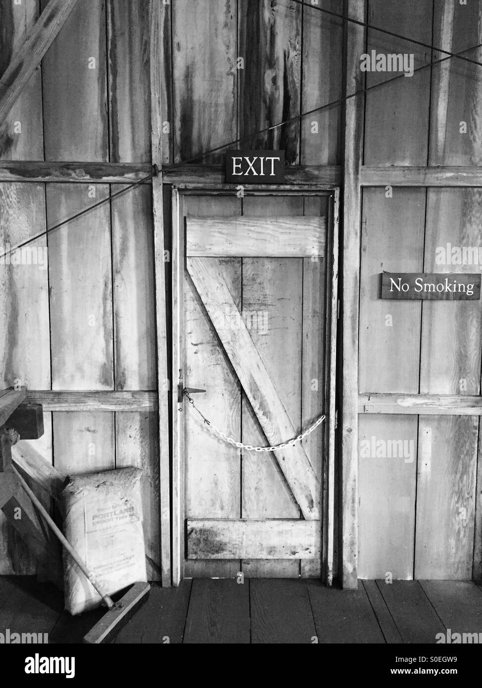 Signes de sortie et pas de sortie Banque d'images noir et blanc - Alamy