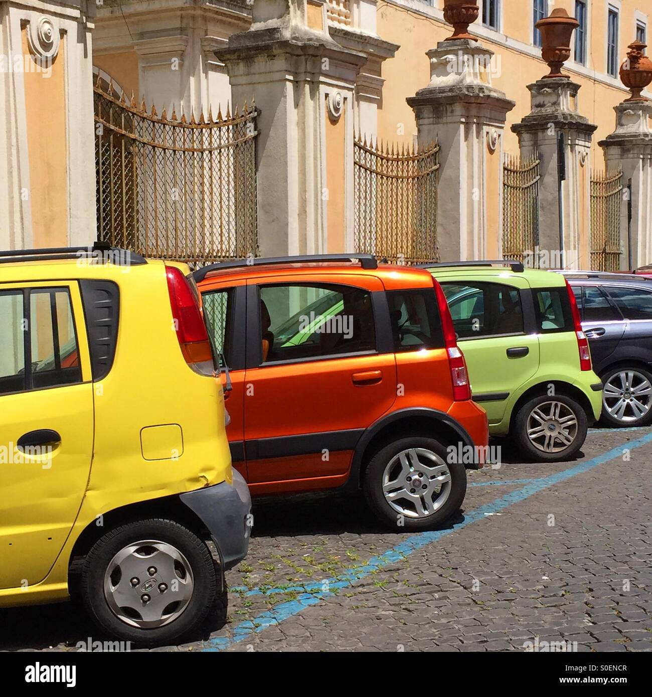 Voitures rome Banque de photographies et d’images à haute résolution ...