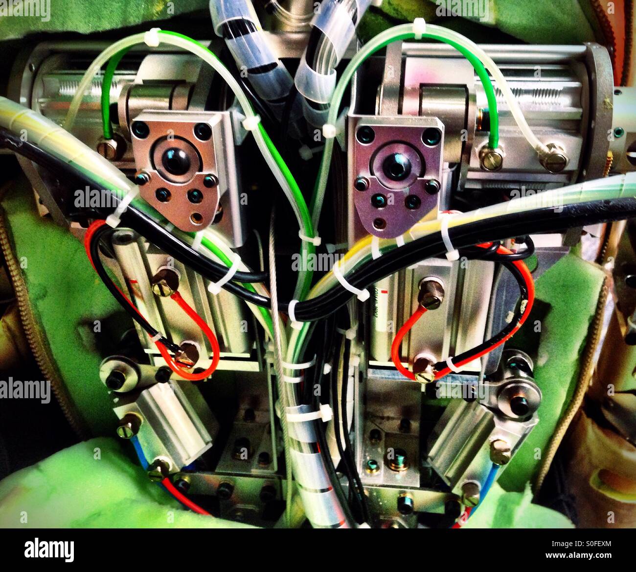 Vue arrière de l'intérieur du robot humanoïde Photo Stock - Alamy