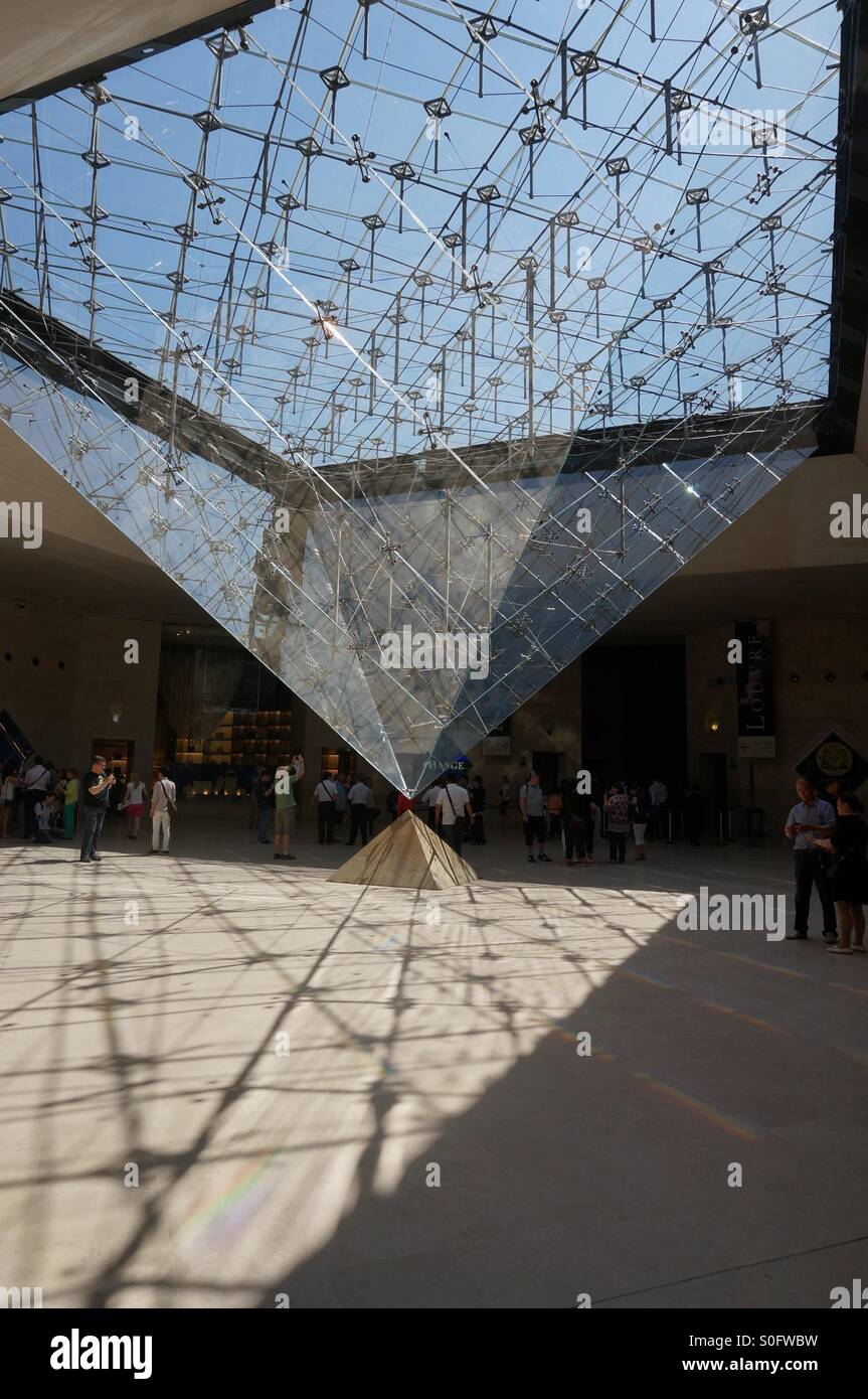 Inverted pyramid louvre museum Banque de photographies et d’images à ...