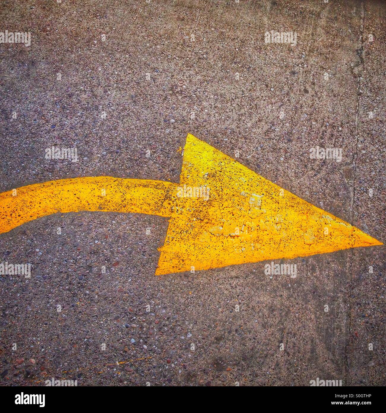 Flèche jaune Banque de photographies et d’images à haute résolution - Alamy