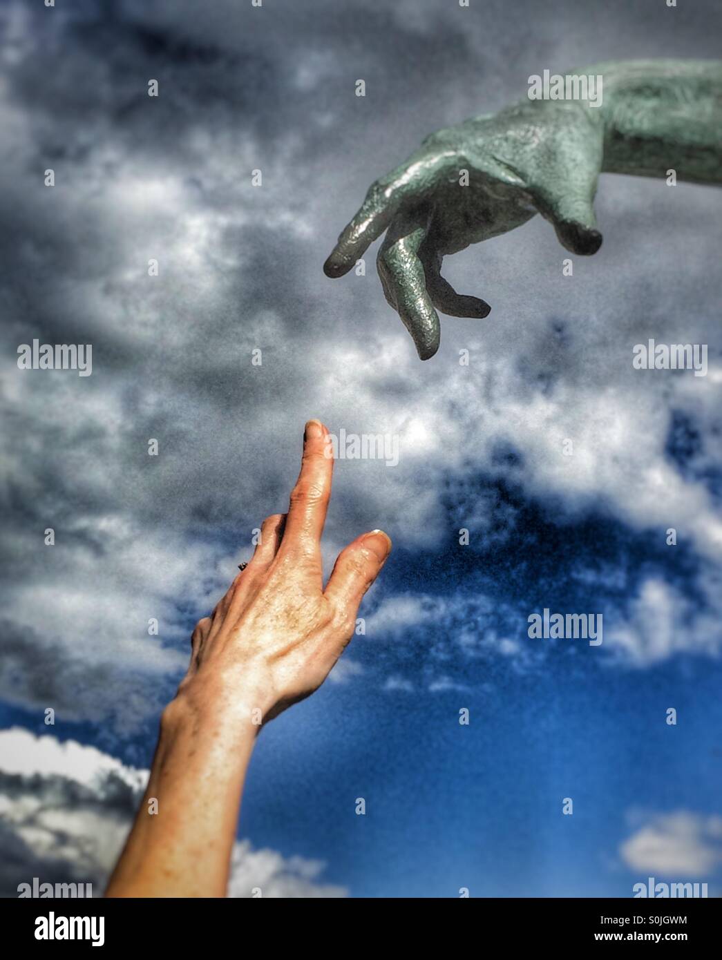 Amis touchant les doigts de leurs mains Banque de photographies et d ...