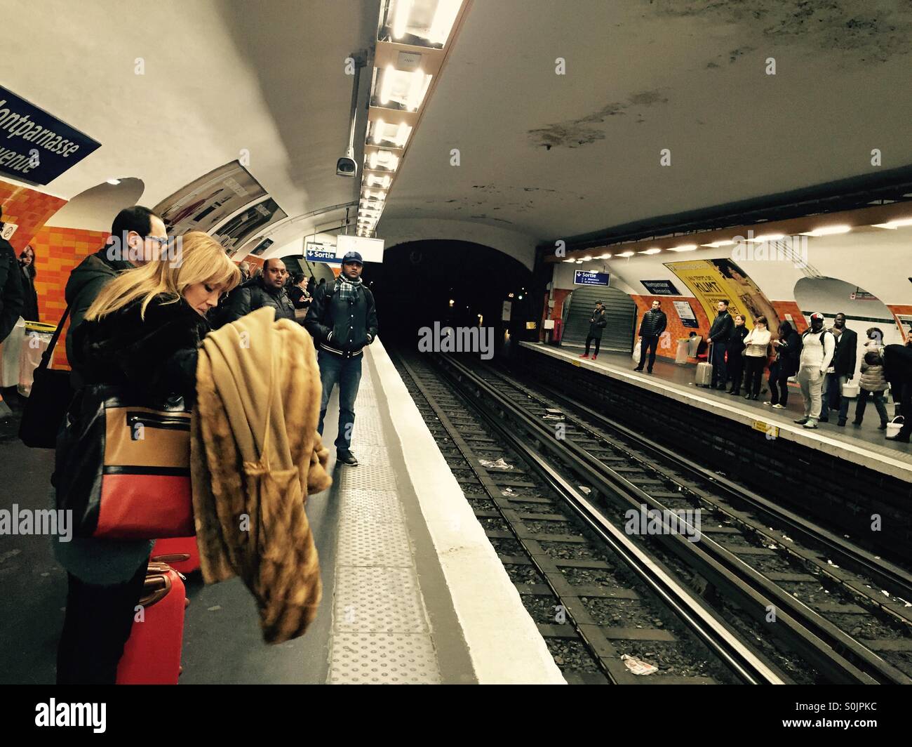 Metro station platform Banque de photographies et d’images à haute ...
