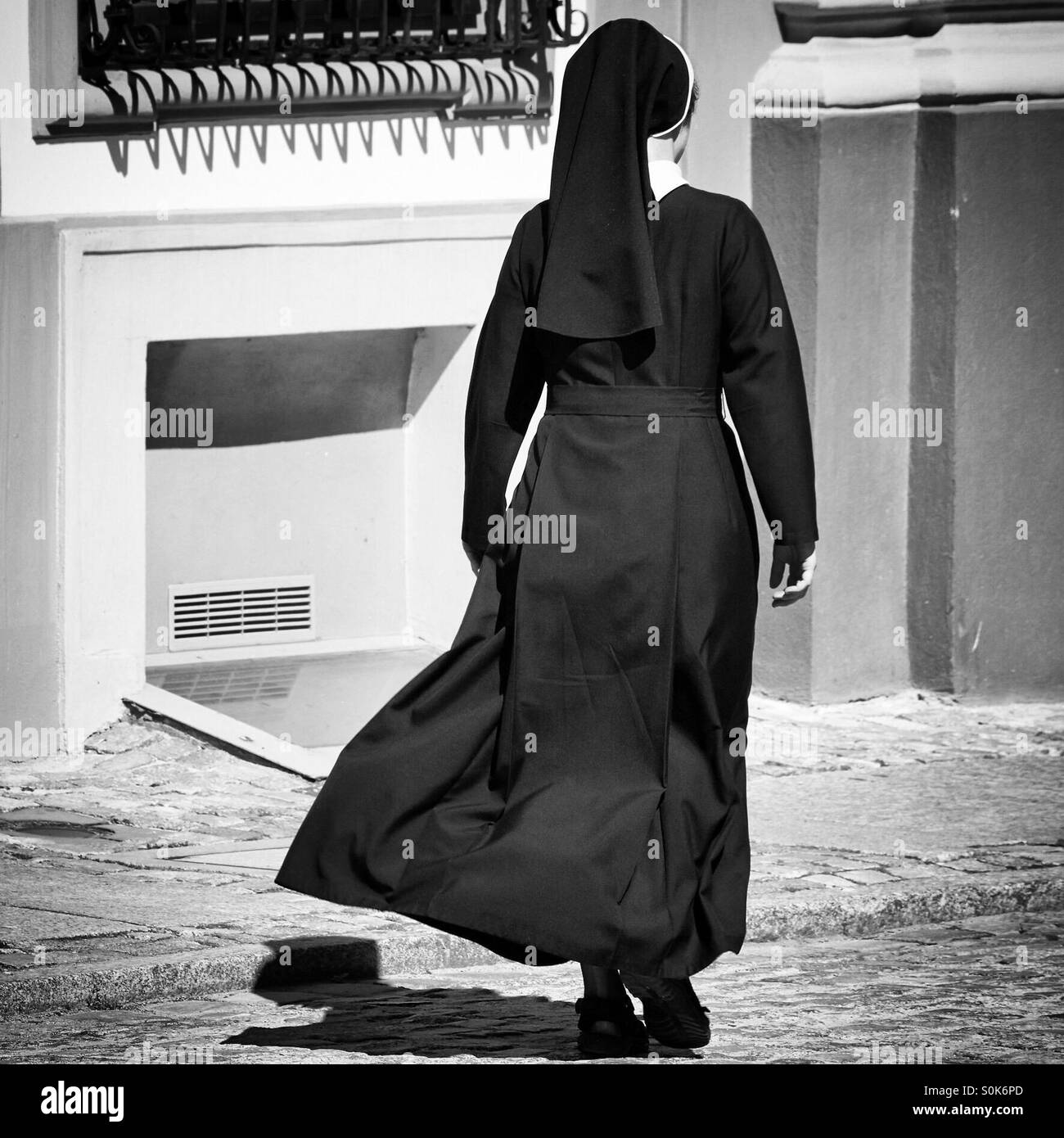 Nonne marchant Banque d'images noir et blanc - Alamy