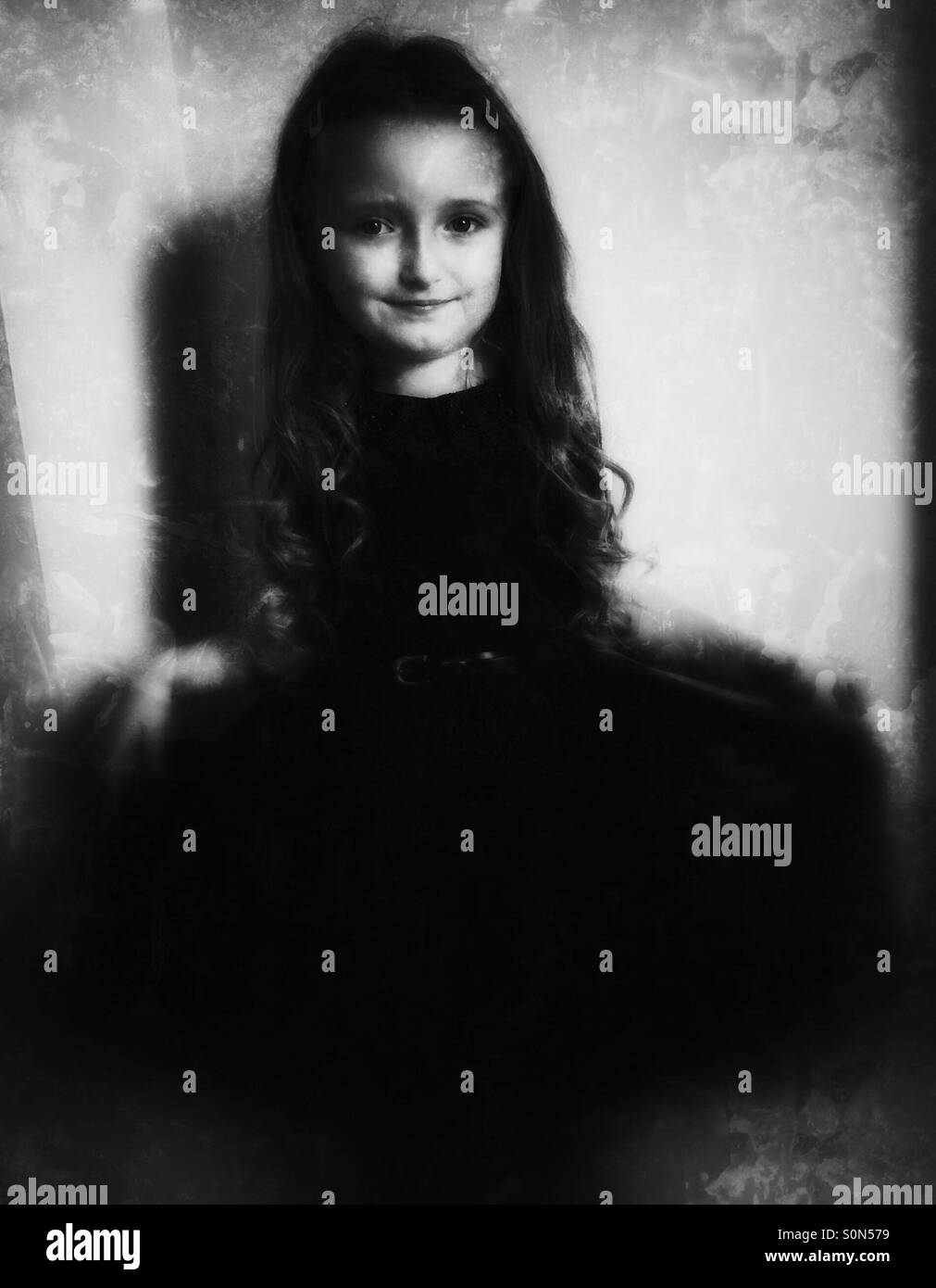 Petite fille avec robe en noir et blanc Banque de photographies et d ...