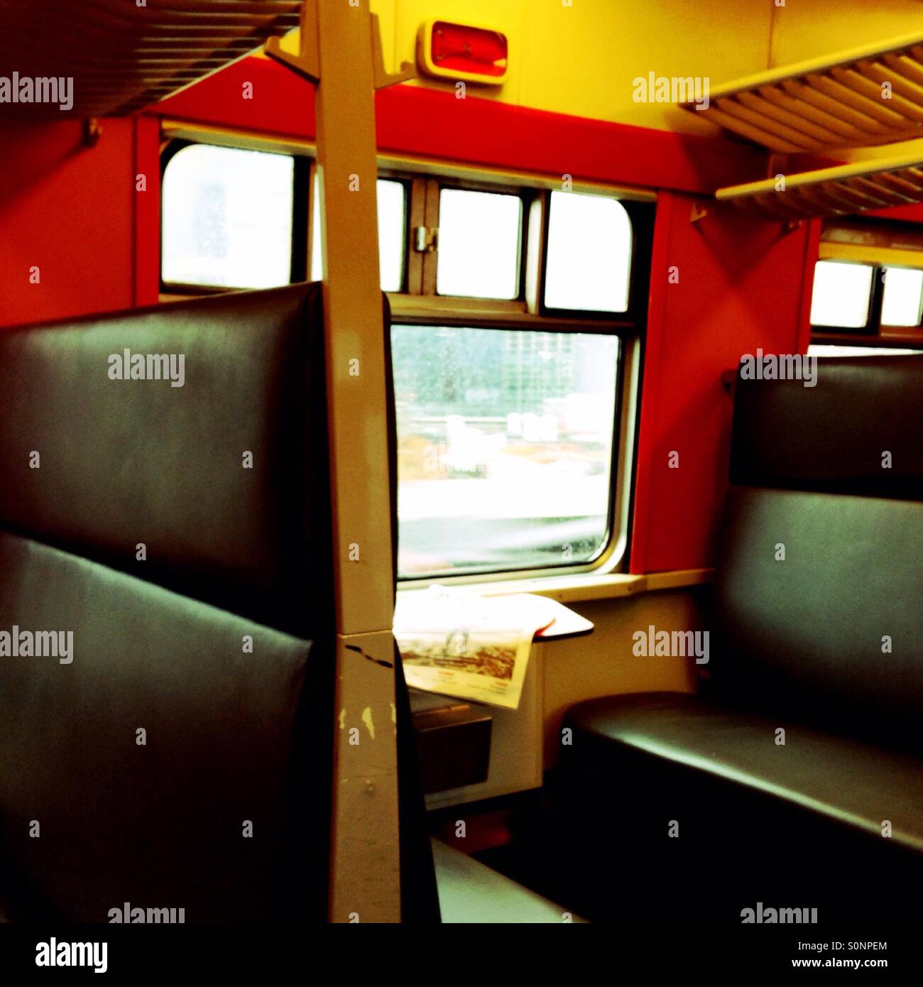 Train compartment Banque de photographies et d’images à haute résolution - Alamy