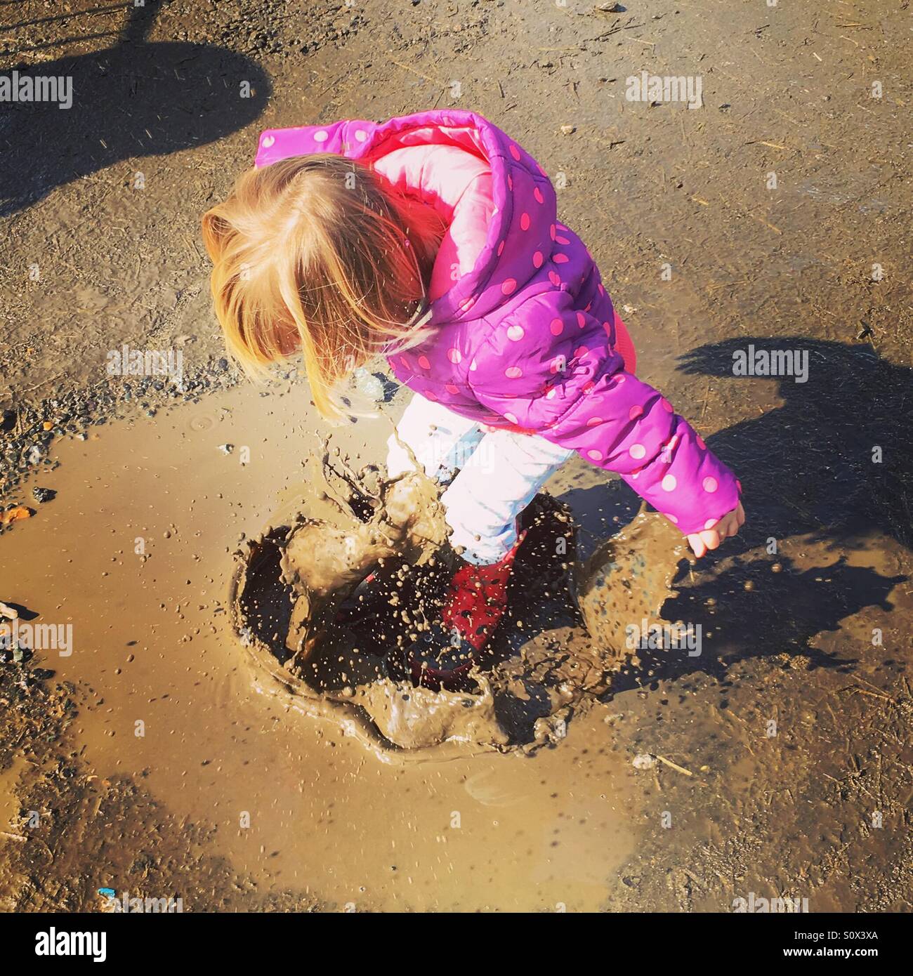 Sauter Dans Les Flaques Banque d'image et photos - Alamy