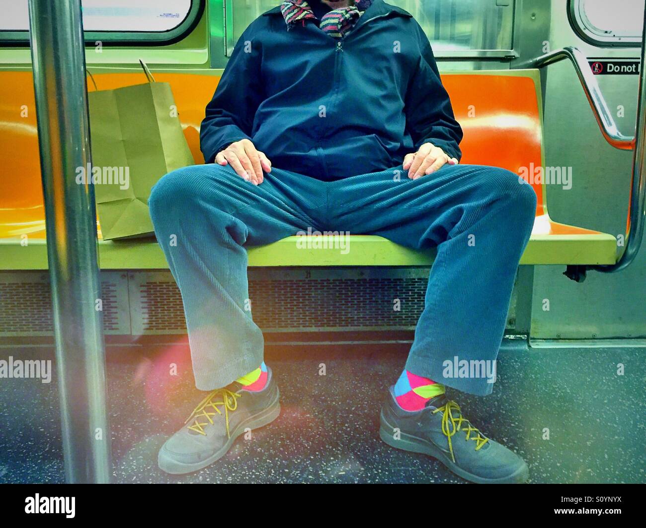 Subway legs Banque de photographies et d’images à haute résolution - Alamy