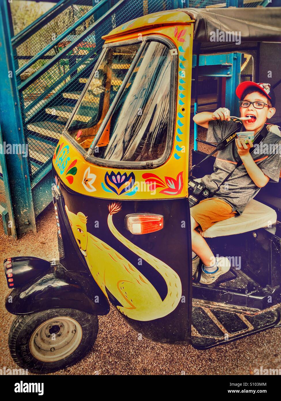 Young British boy eating ice cream dans un tuk tuk et le Zoo de Londres ...