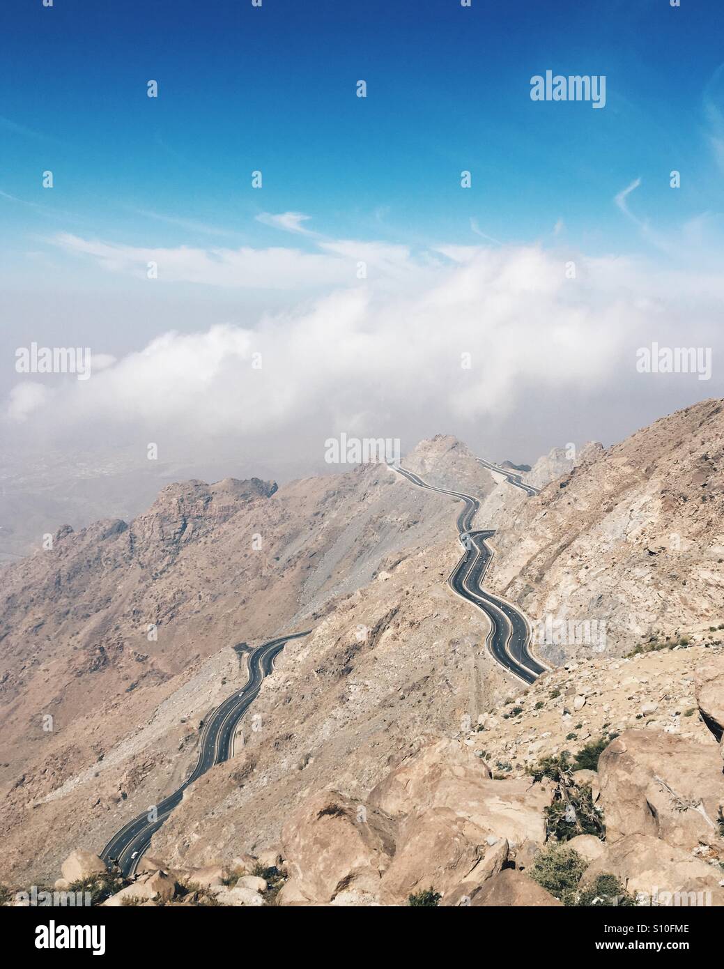 Longue route sinueuse Banque de photographies et d’images à haute ...