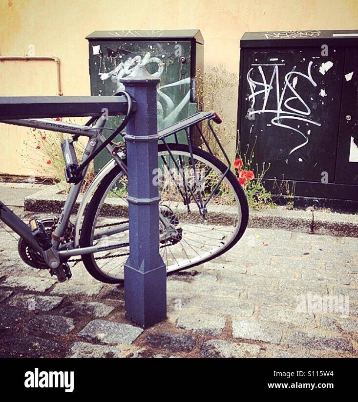 Vélo cassé Banque de photographies et d’images à haute résolution - Alamy