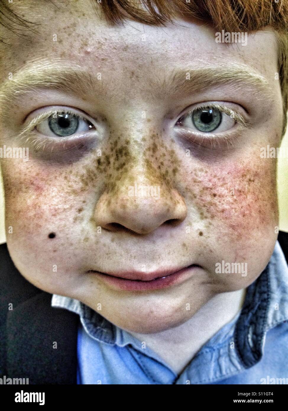 Garçon brun rouge avec des taches de rousseur Photo Stock - Alamy