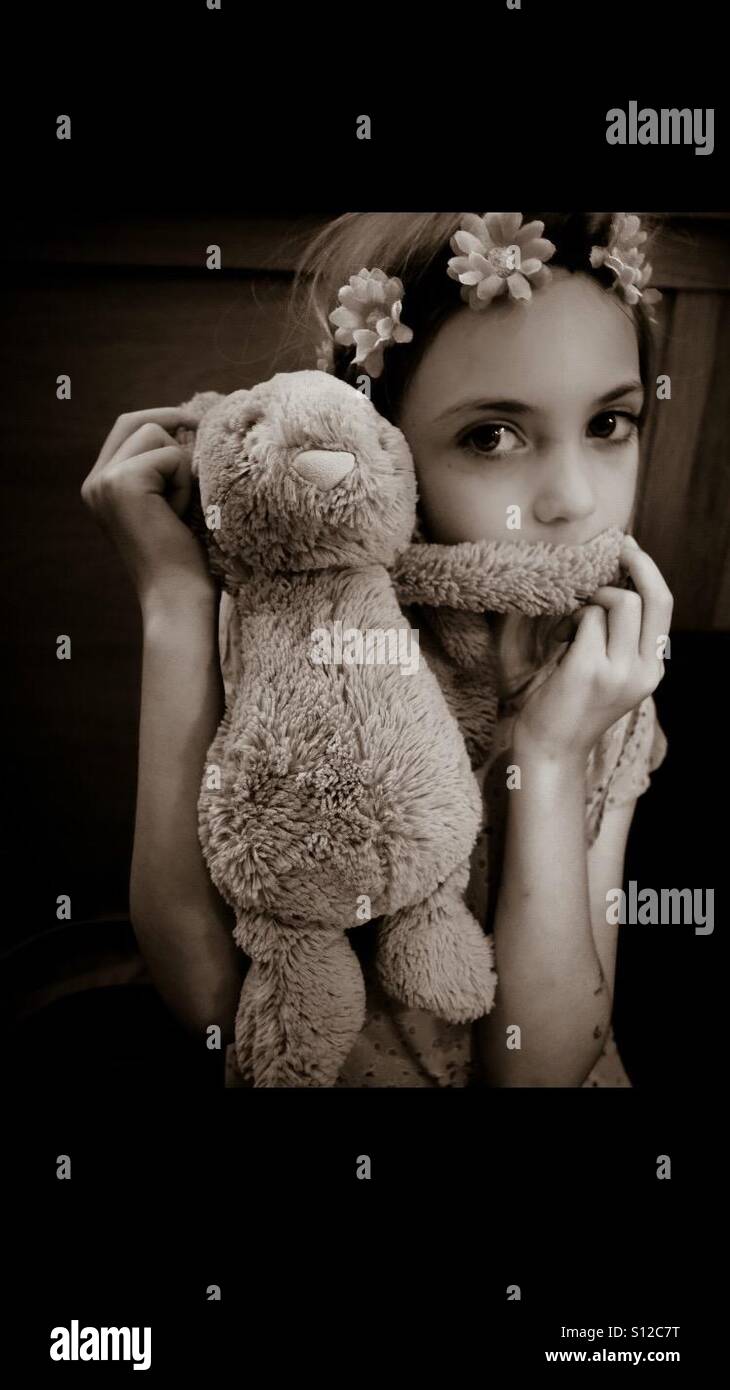 Fille timide Banque de photographies et d’images à haute résolution - Alamy