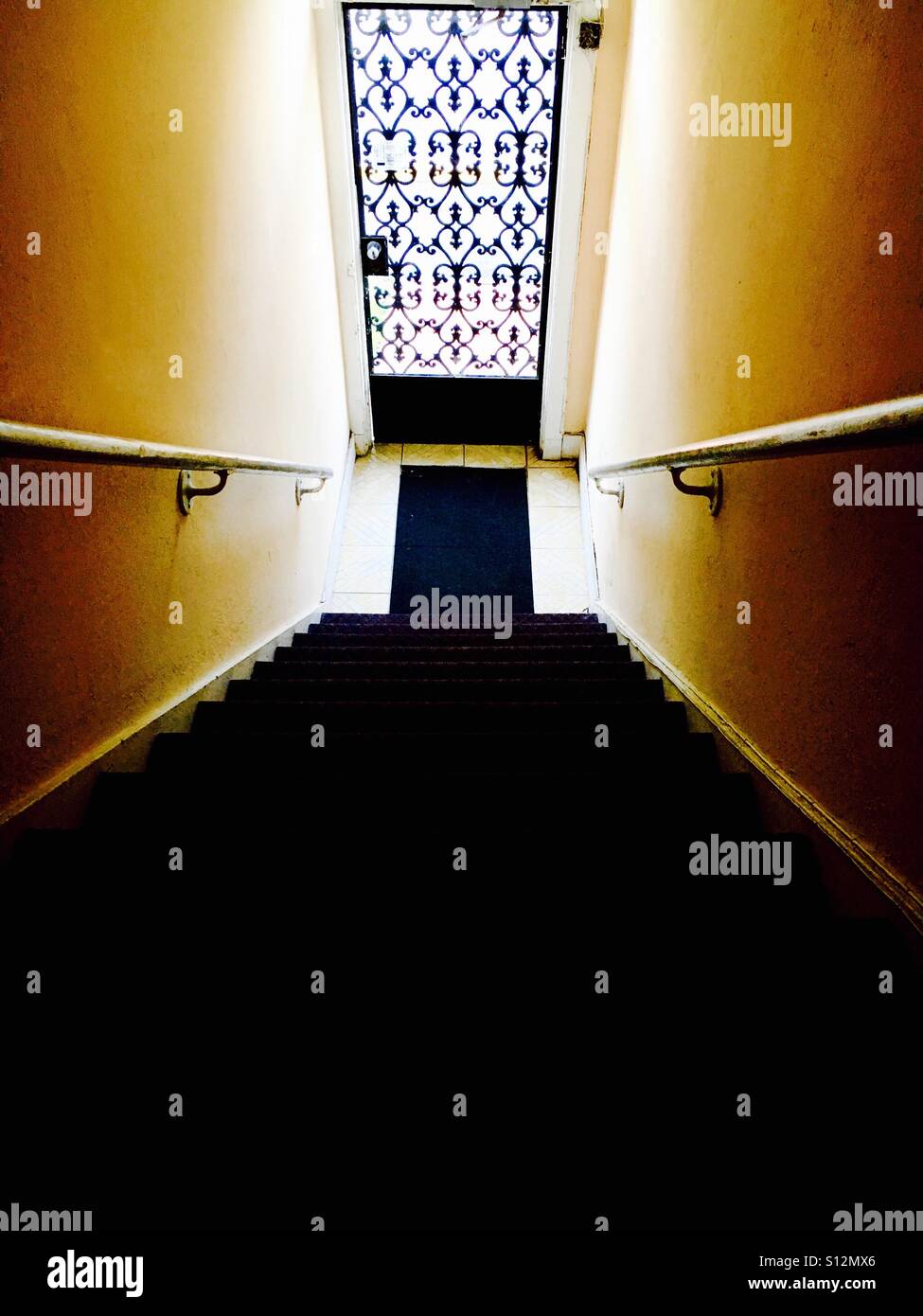 Escalier escalier descendant Banque de photographies et d’images à ...
