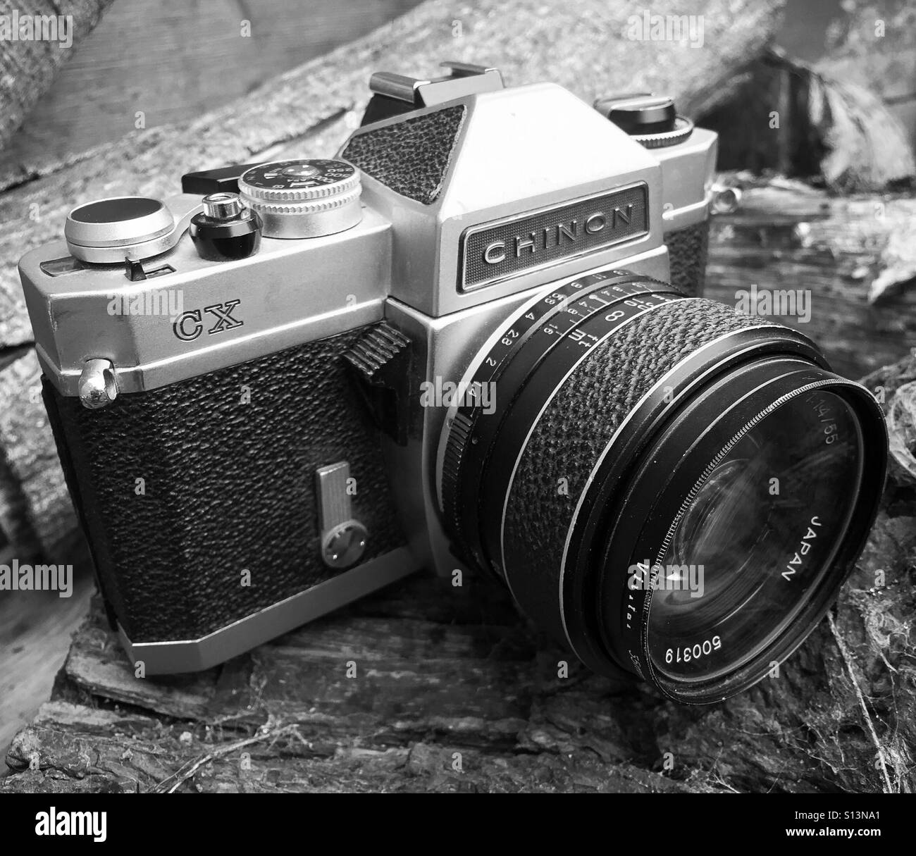 Appareil photo argentique des années 1970 Banque d'images noir et blanc ...