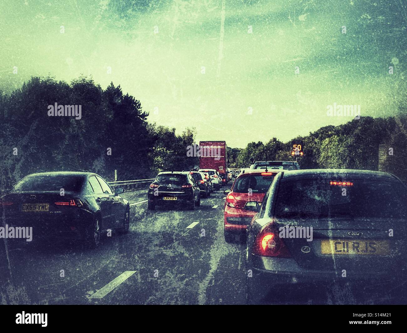 Embouteillage à l'aide de modèles de véhicules sur autoroute. A 50mph ...