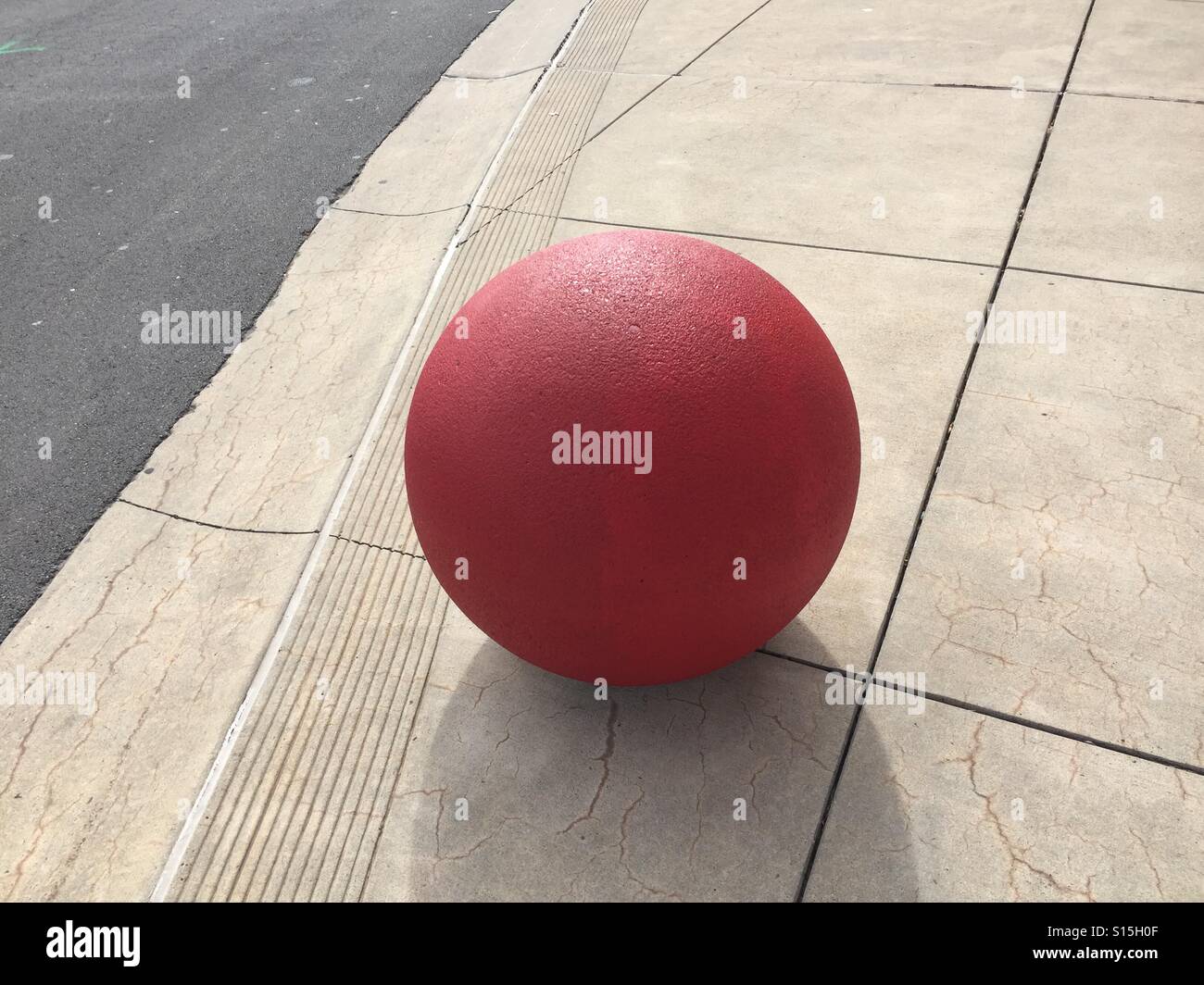 Grosse boule rouge Banque de photographies et d’images à haute ...