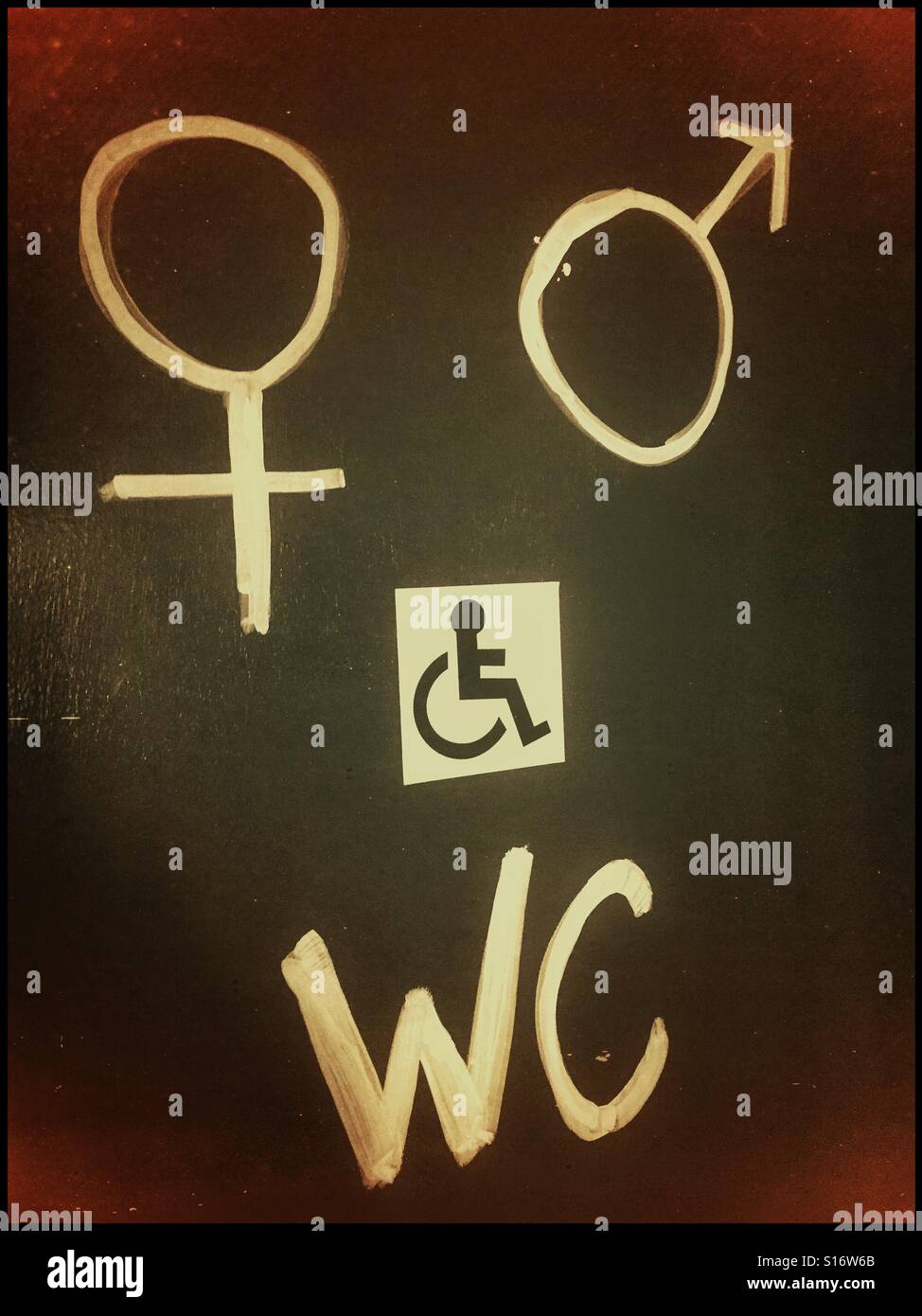 Les signes/symboles sur une porte des toilettes indiquant cette ...