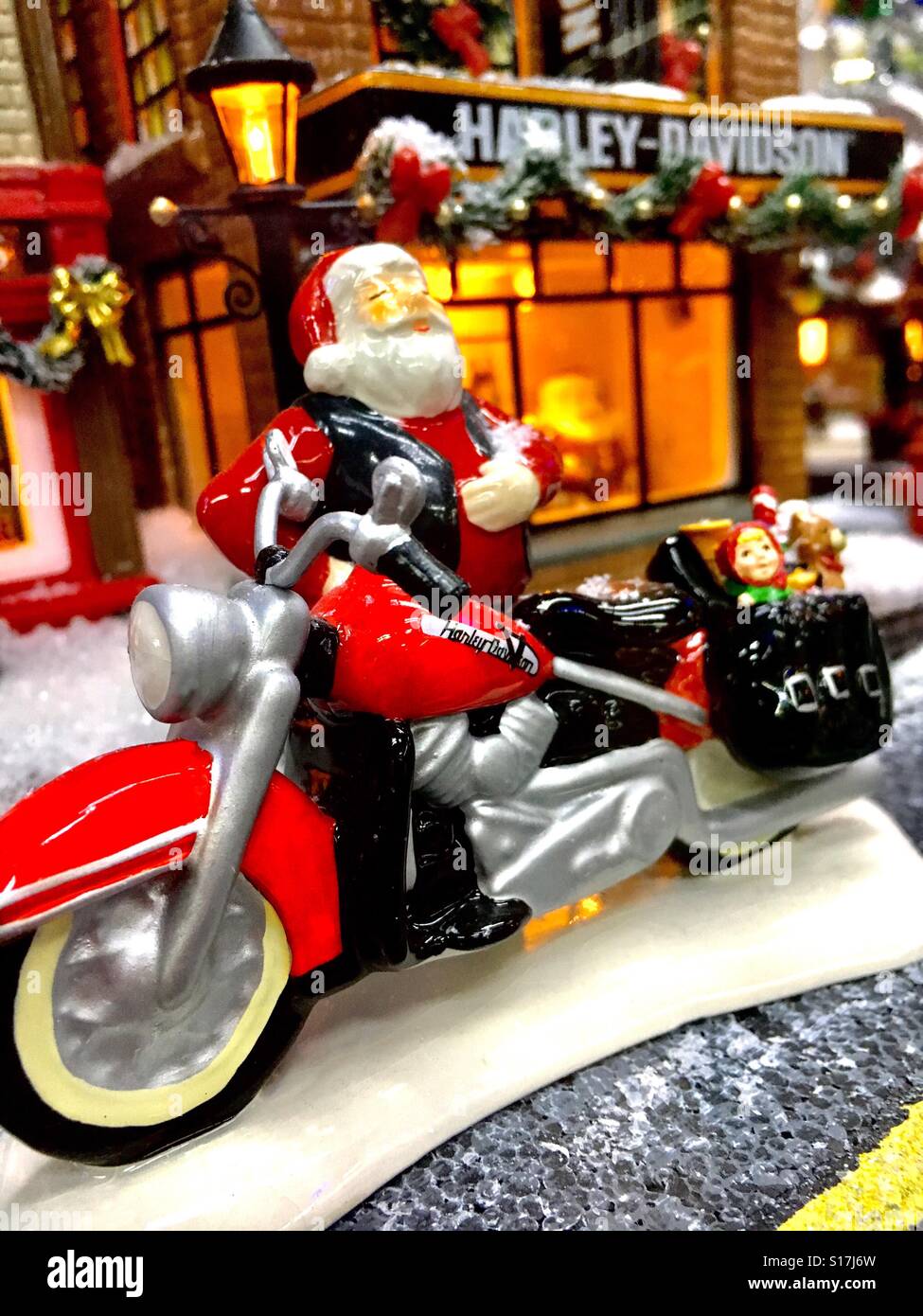 Santa claus on a harley davidson Banque de photographies et d’images à ...