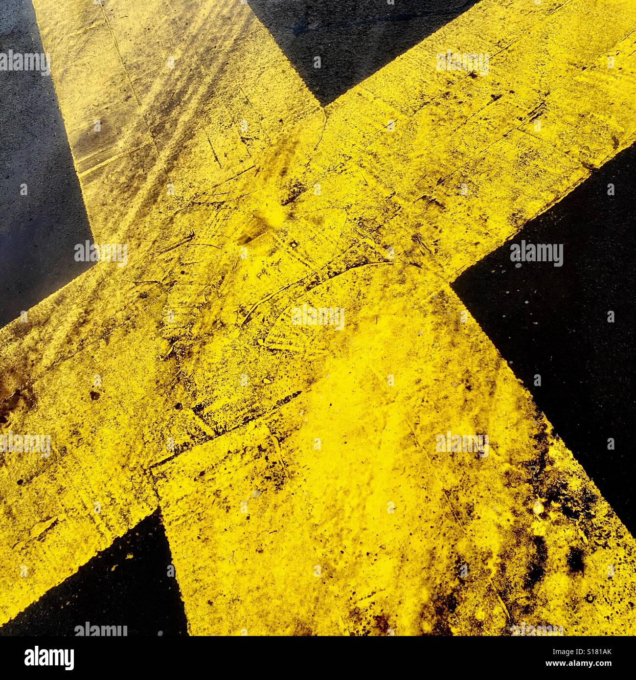 Croix jaune Banque de photographies et d’images à haute résolution - Alamy