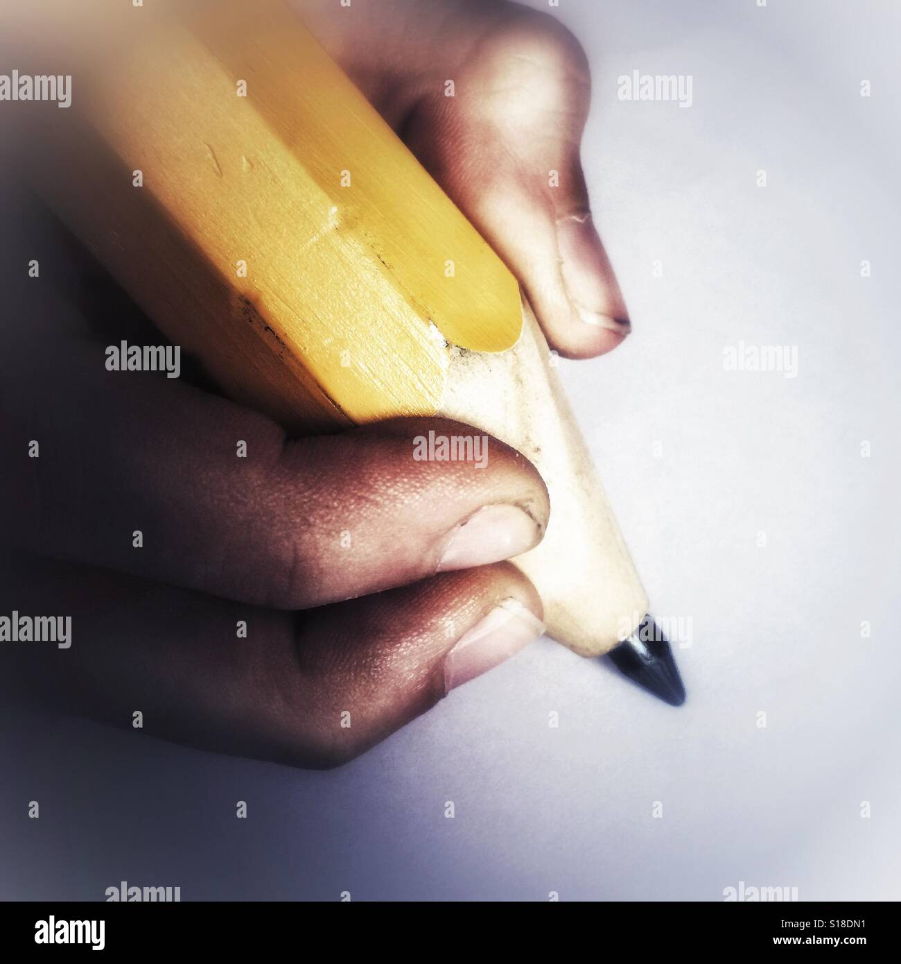 Tenir un crayon Banque de photographies et d’images à haute résolution ...