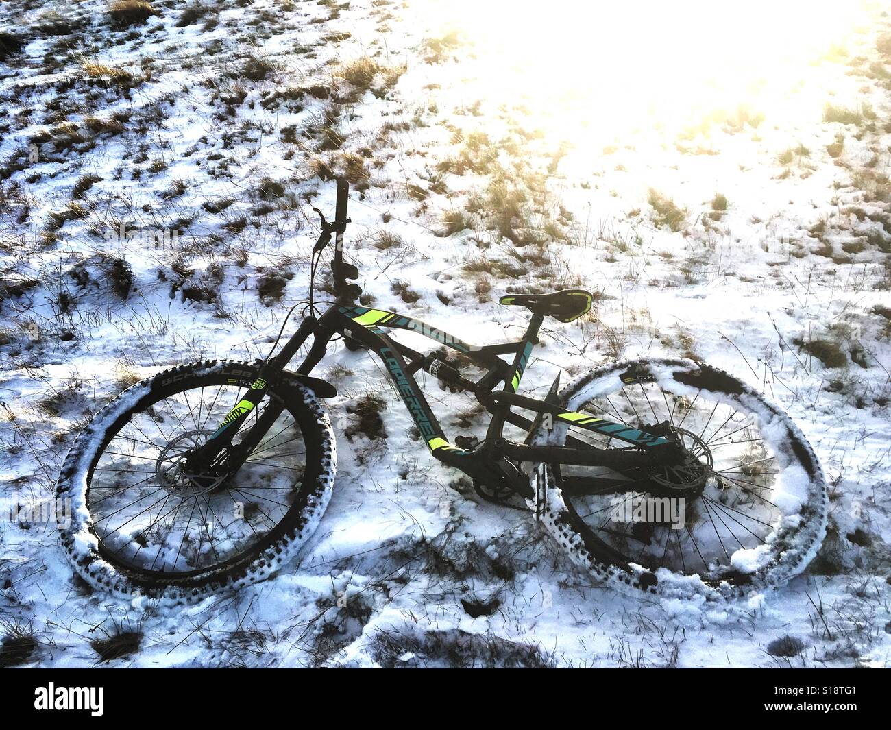 Vtt dans la neige Banque de photographies et d’images à haute ...