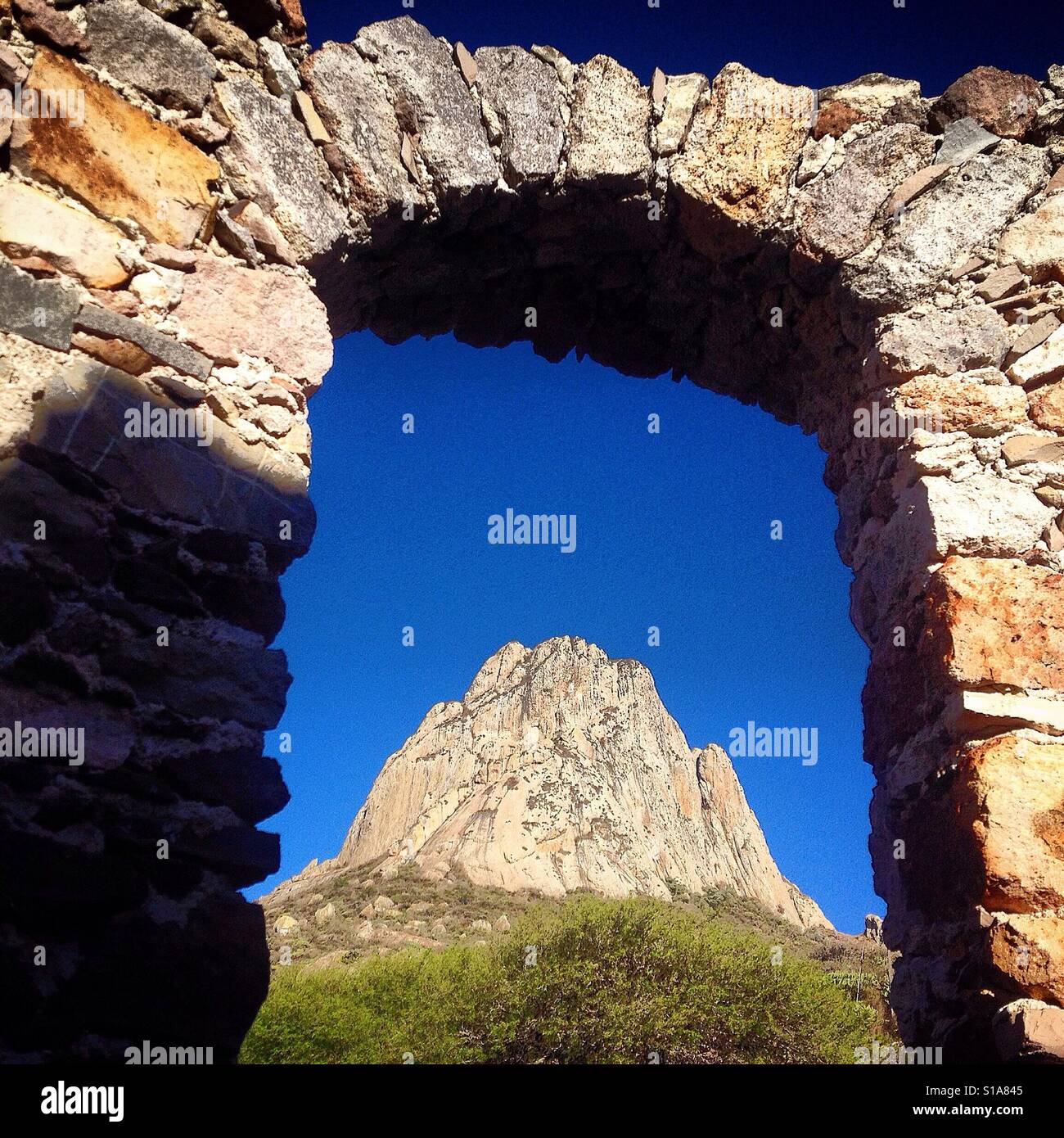 La Peña de Bernal monolite est vu à travers une arche en Hostal cité ...