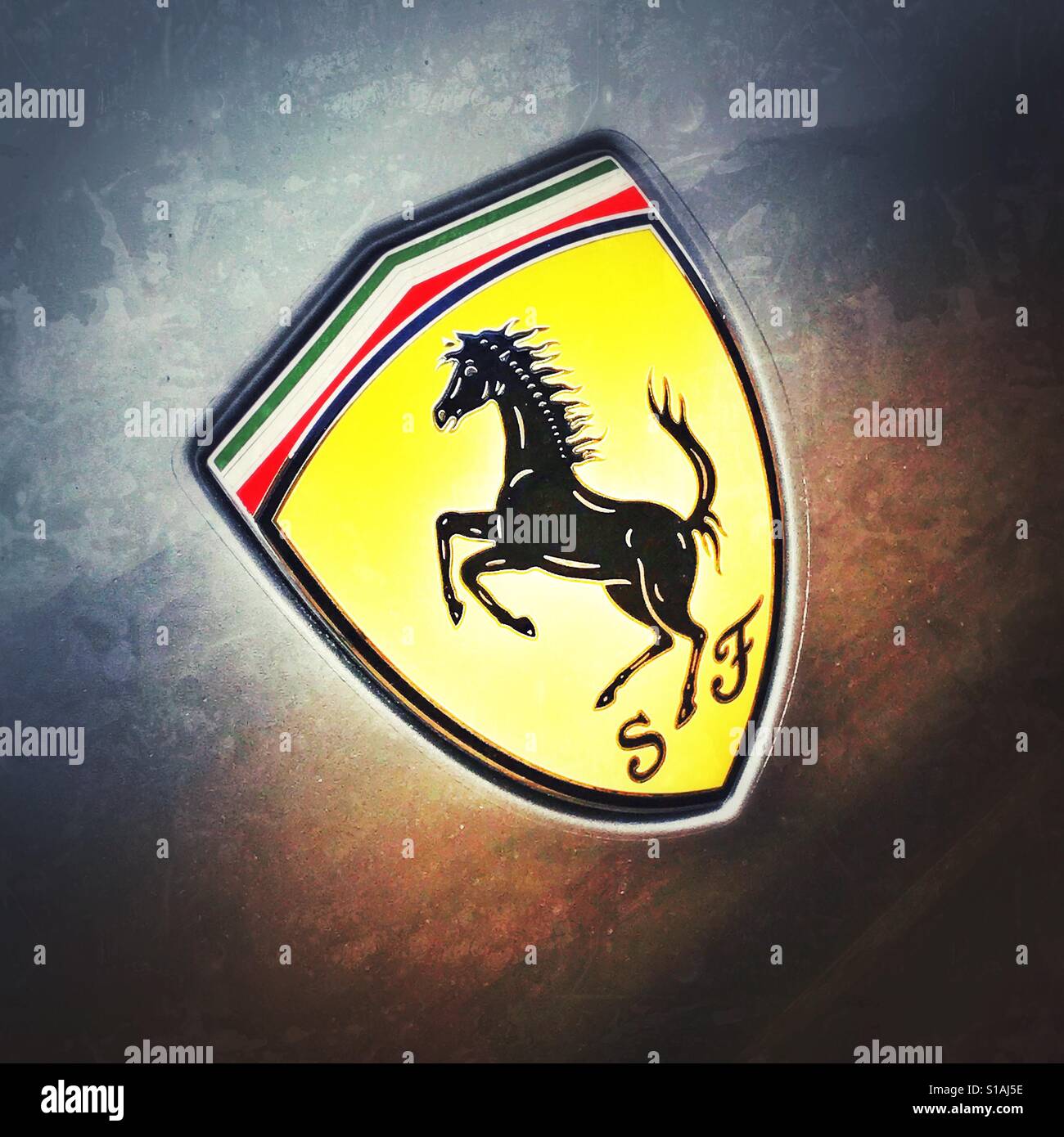 Ferrari prancing horse badge logo Banque de photographies et d’images à ...