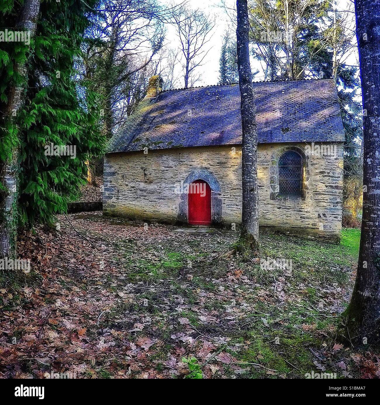 Petite porte rouge Banque de photographies et d’images à haute ...