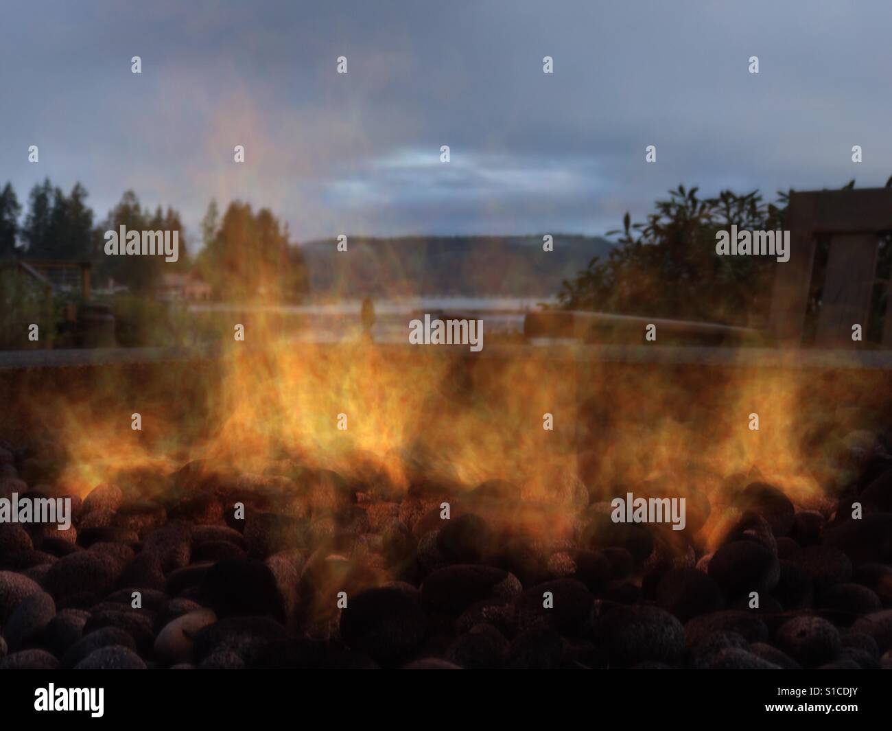Feu lac Banque de photographies et d’images à haute résolution - Alamy