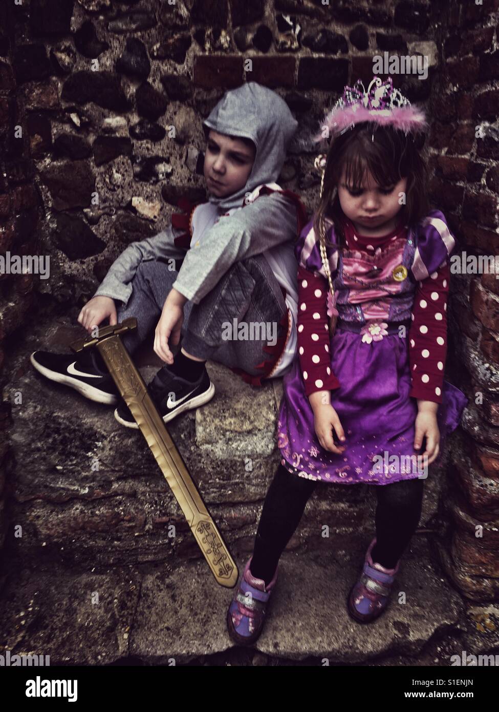 Enfants grincheux Banque de photographies et d’images à haute ...