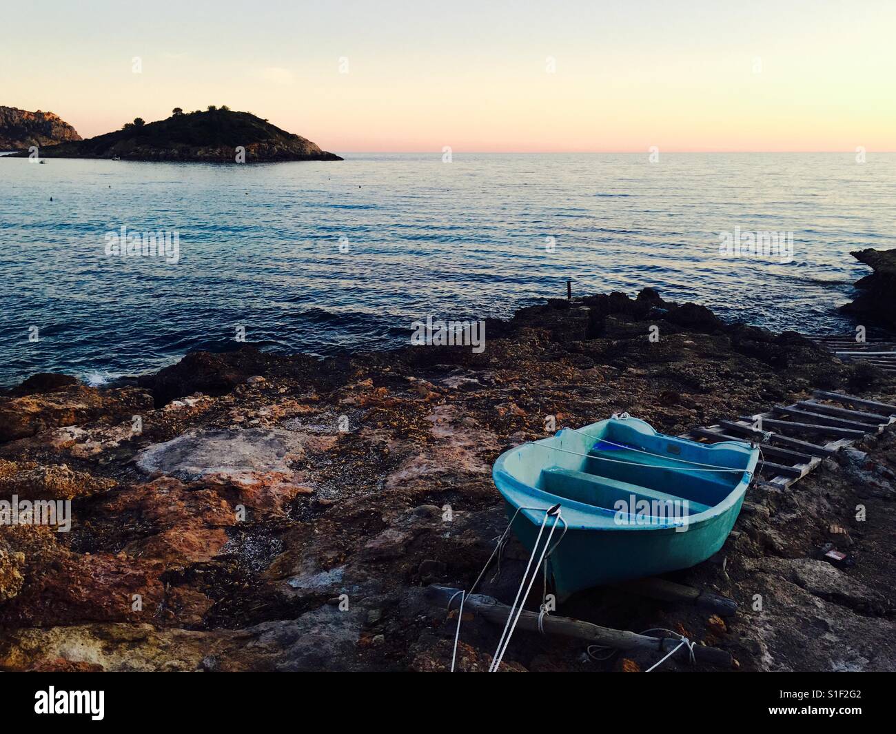 Rochers bord de mer coucher de soleil Banque de photographies et d ...