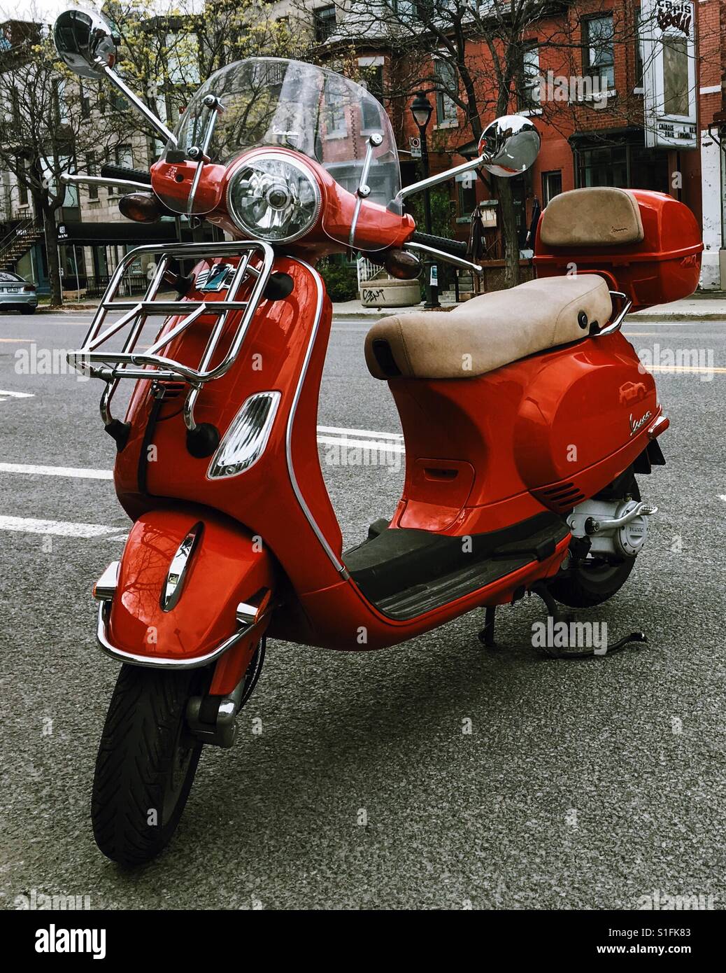 Scooter rouge Banque de photographies et d’images à haute résolution ...