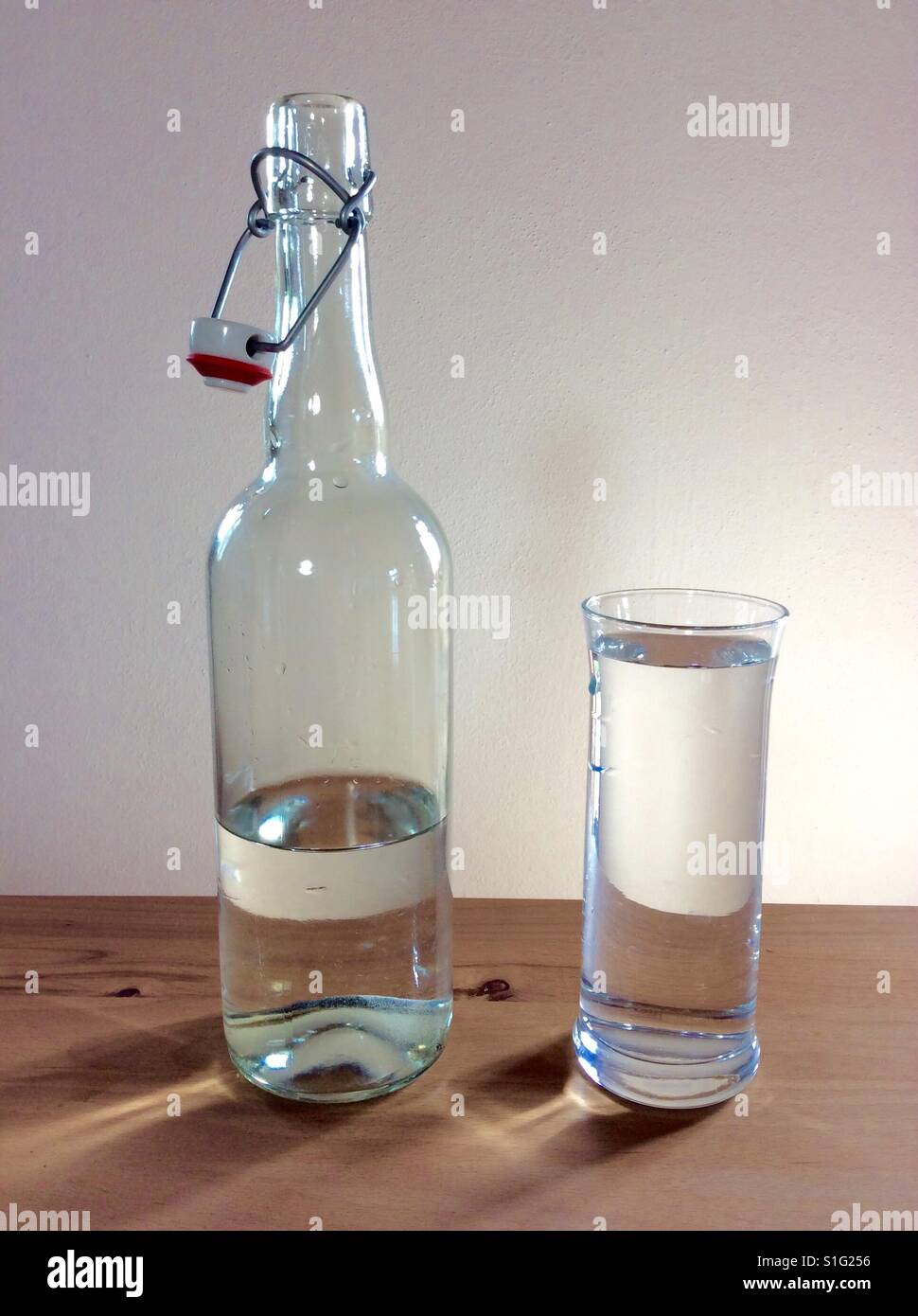 L'eau potable propre et fraîche en bouteille en verre et verre Photo ...