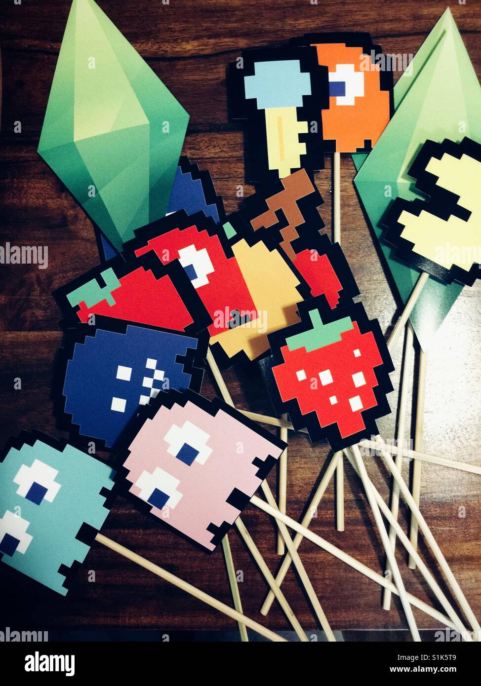 Pac Man et symboles Sims prêt pour le photobooth Photo Stock - Alamy