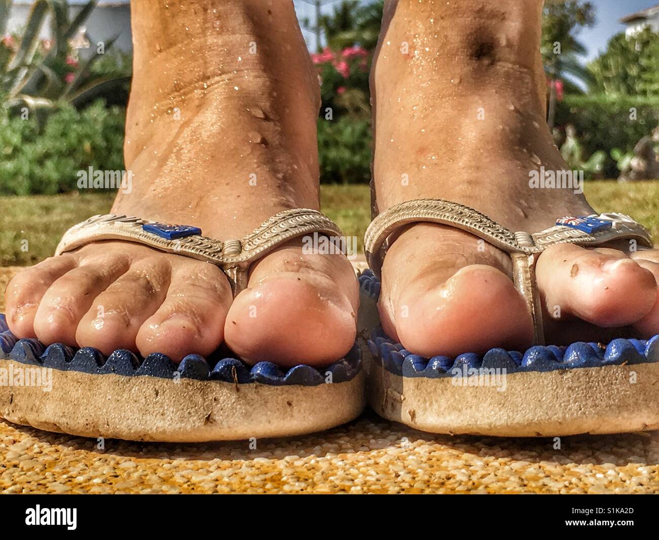 Feet flip flops Banque de photographies et d’images à haute résolution ...